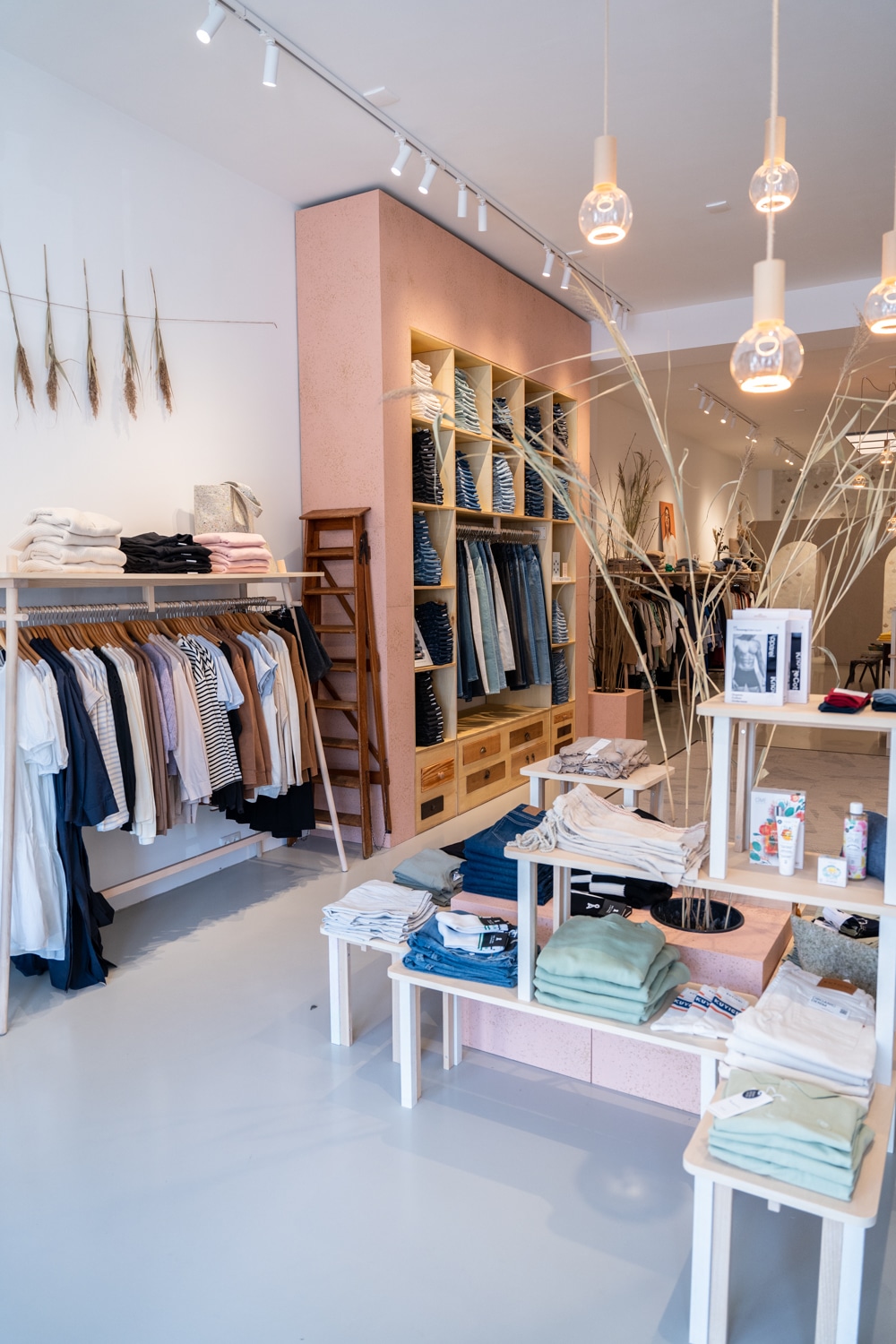 Contact - Loya Breda